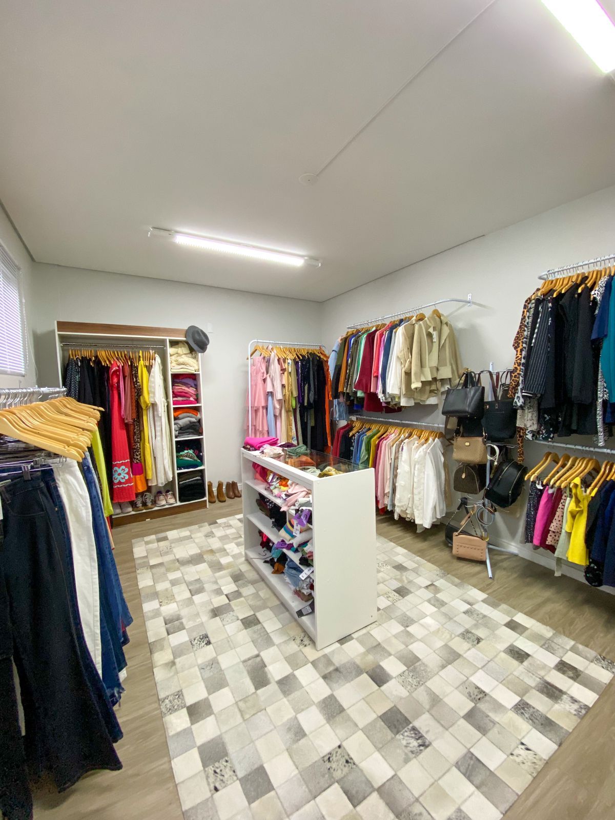 Conheça o brechó que só tem roupas semi-novas, de boas marcas e em ...