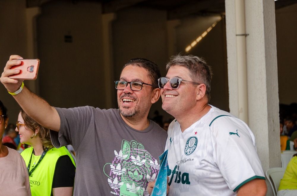 Pastor Sandro Rocha celebra aniversário com pessoas de todo o país